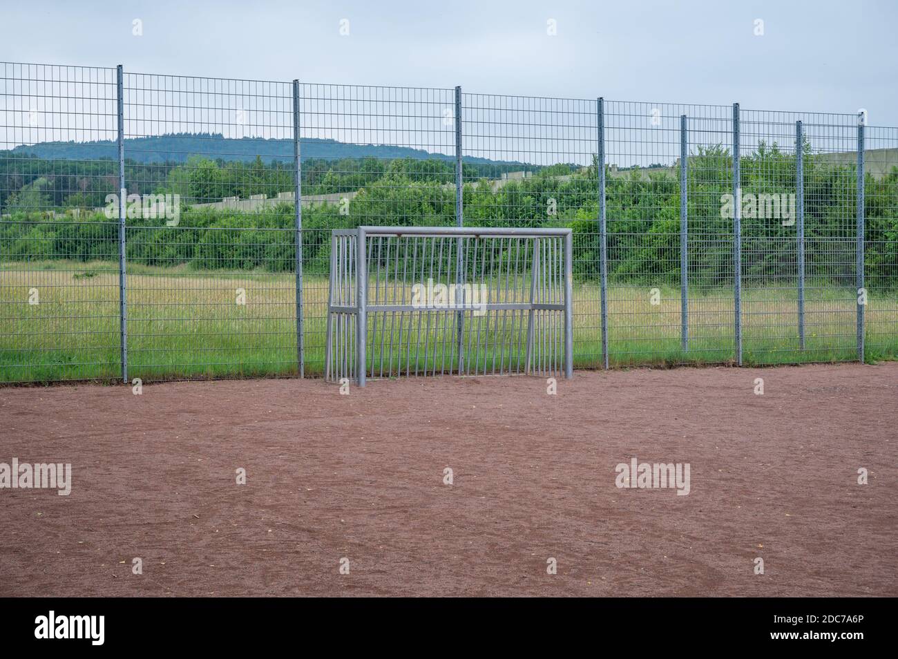 fussball platz mit tor aus metall und mit metallzaun umzäunt Stock ...