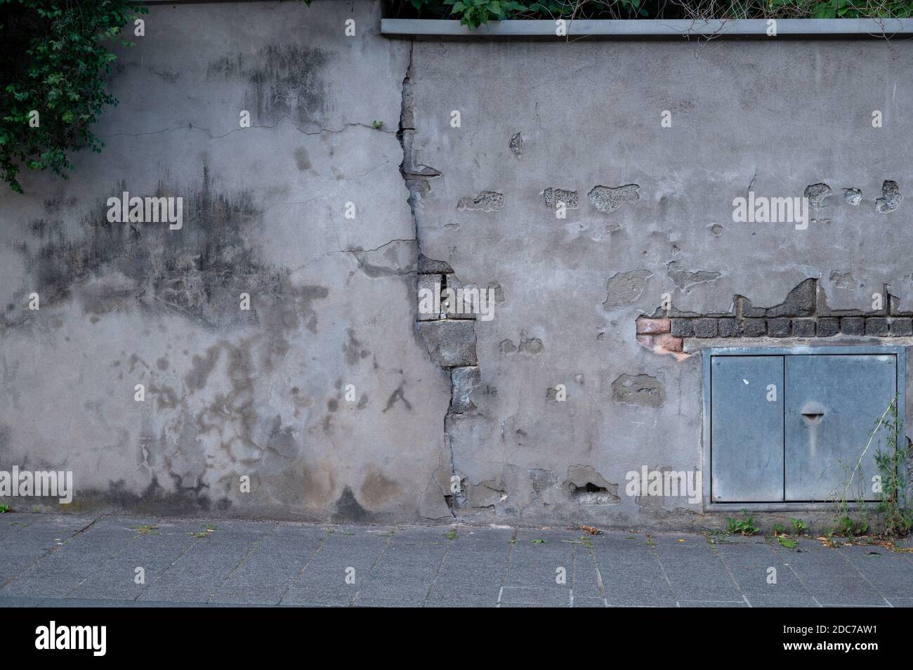 crack in the plaster of a wall as a sign of decay Stock Photo - Alamy
