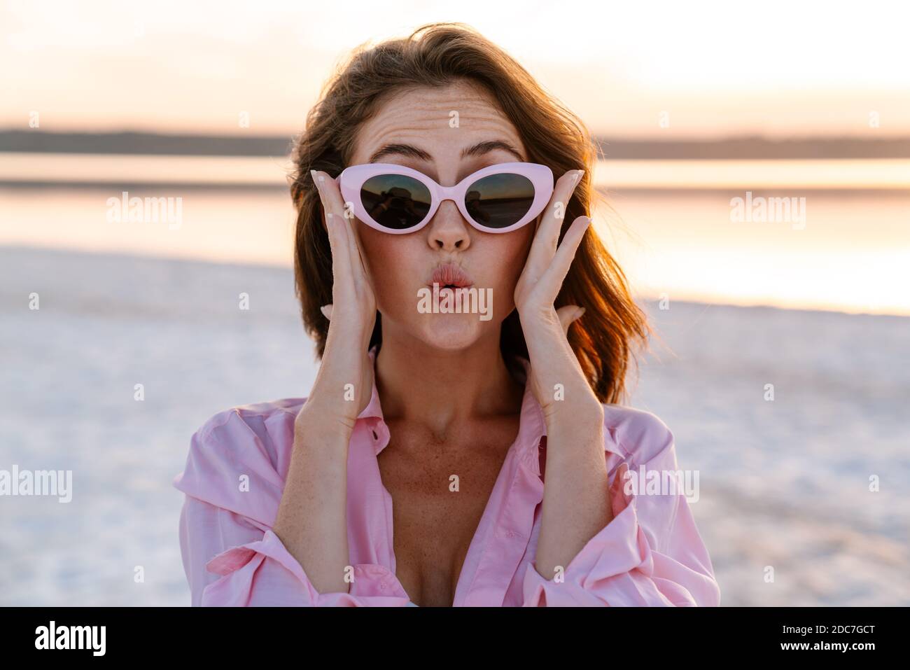 Shocked people beach hi-res stock photography and images - Alamy