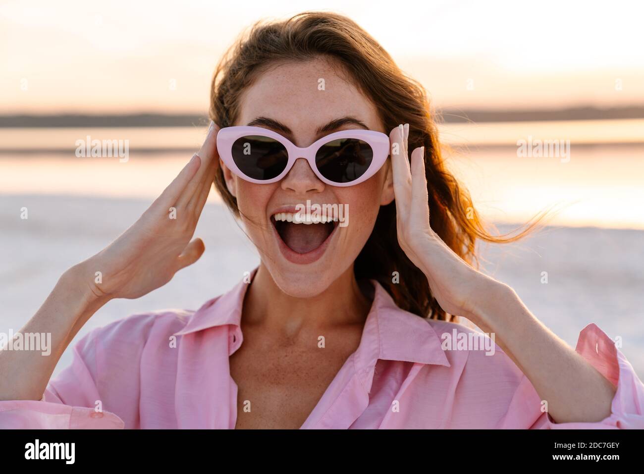 Shocked people beach hi-res stock photography and images - Alamy
