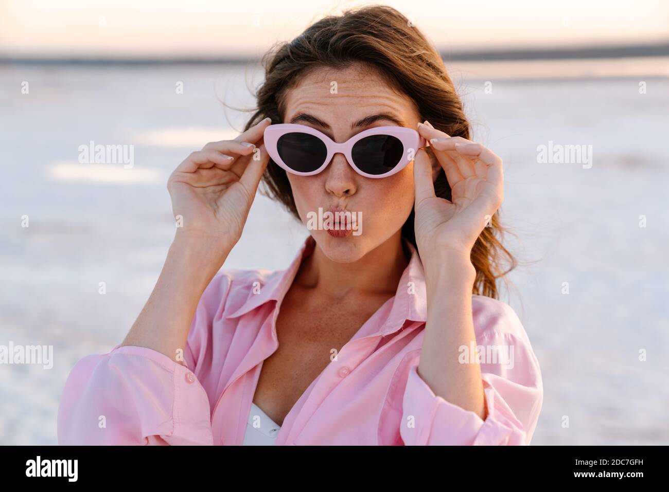 Shocked people beach hi-res stock photography and images - Alamy