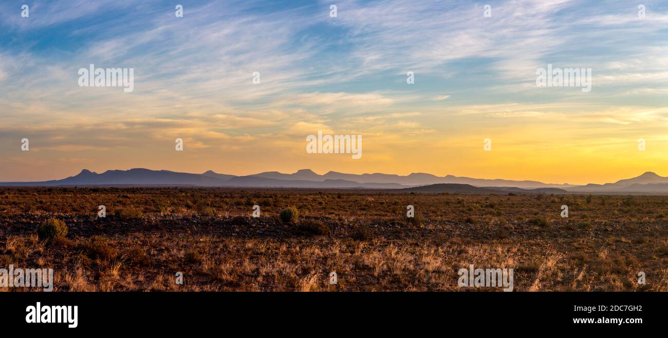 Karoo landscape rocks mountains hi-res stock photography and images - Alamy