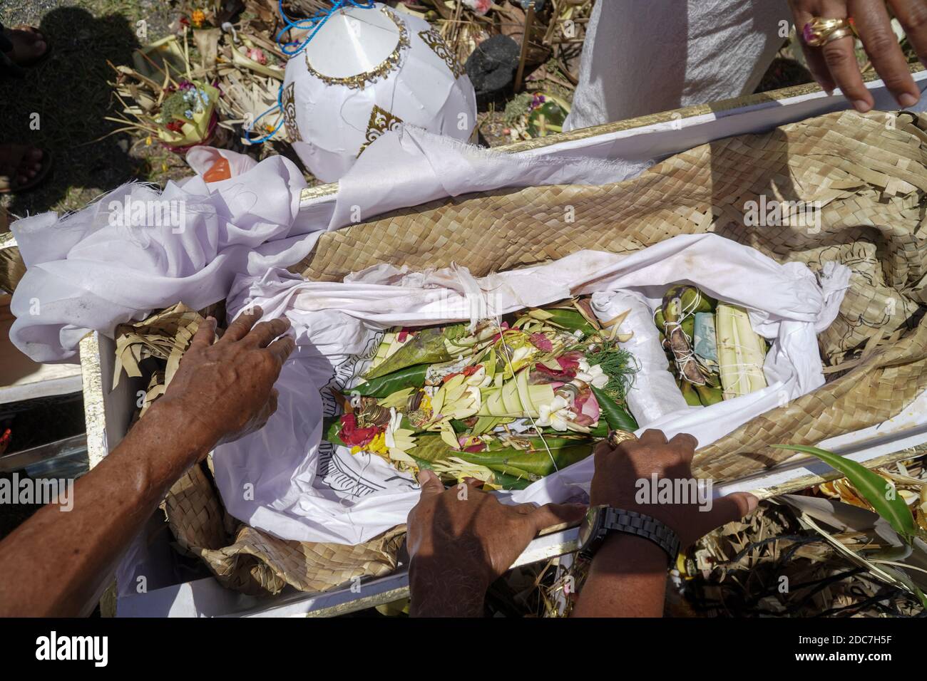 Badung, Bali, Indonesia. 19th Nov, 2020. Participants unpacks the box ...
