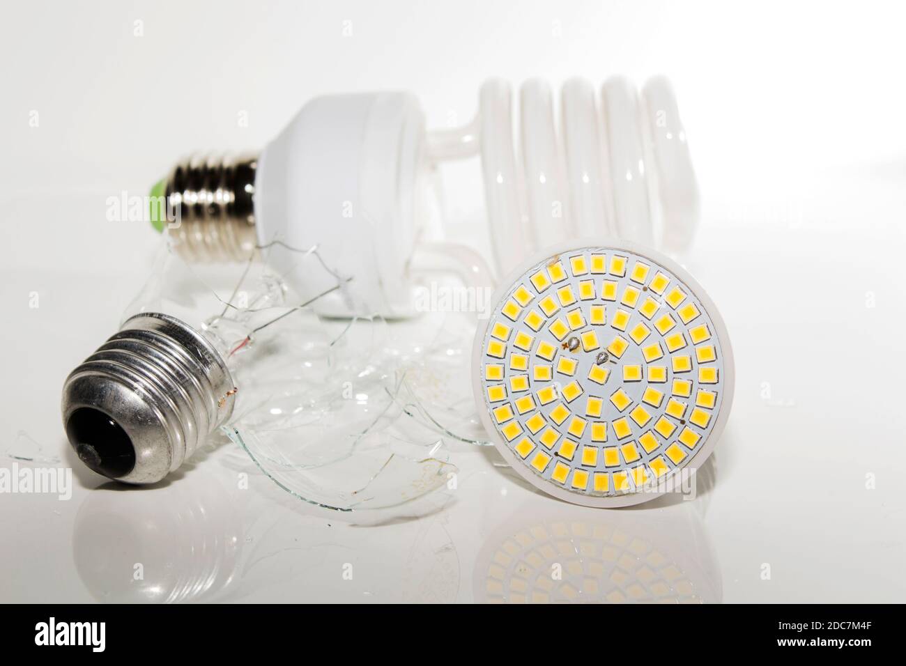 Broken idea light bulb hi-res stock photography and images - Alamy
