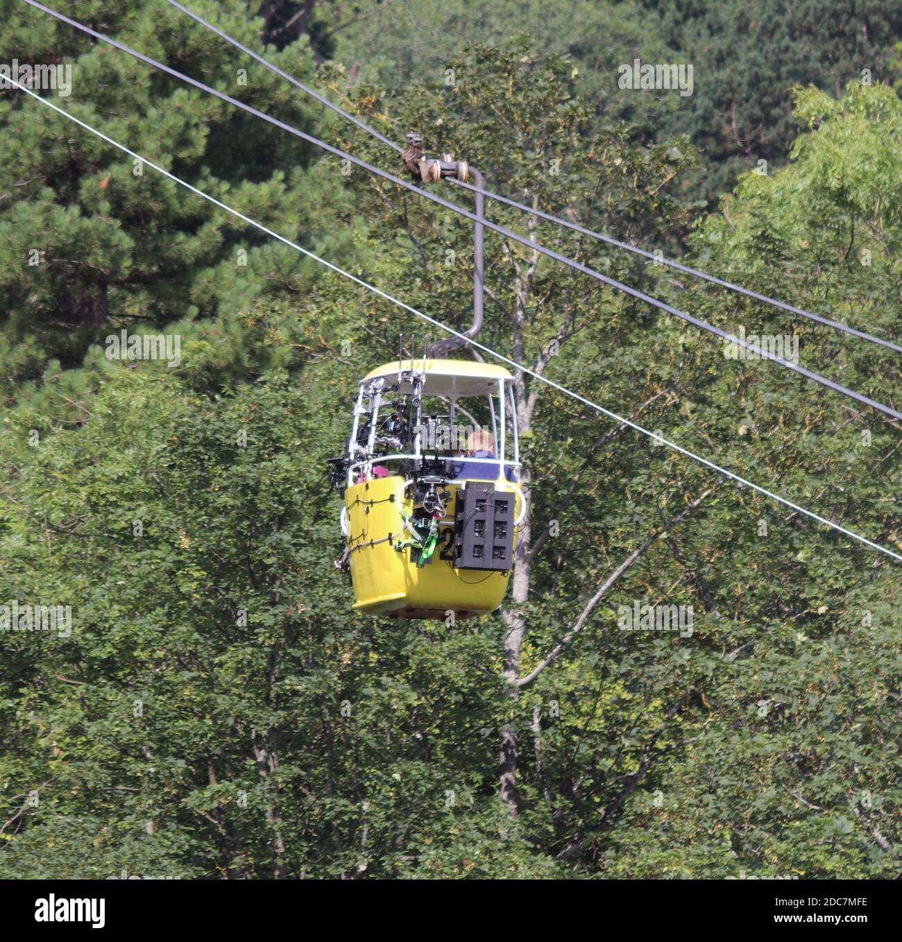 Coronation street cast Sam Aston and Gemini Winter filming cable car ...