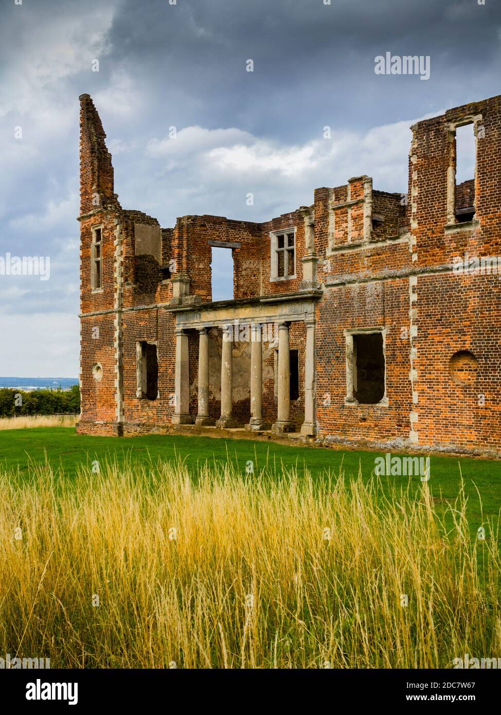 Old mansion ruins hi-res stock photography and images - Alamy