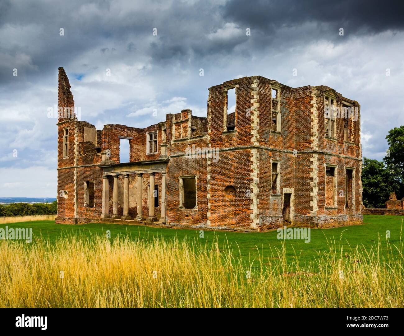 Old mansion ruins hi-res stock photography and images - Alamy