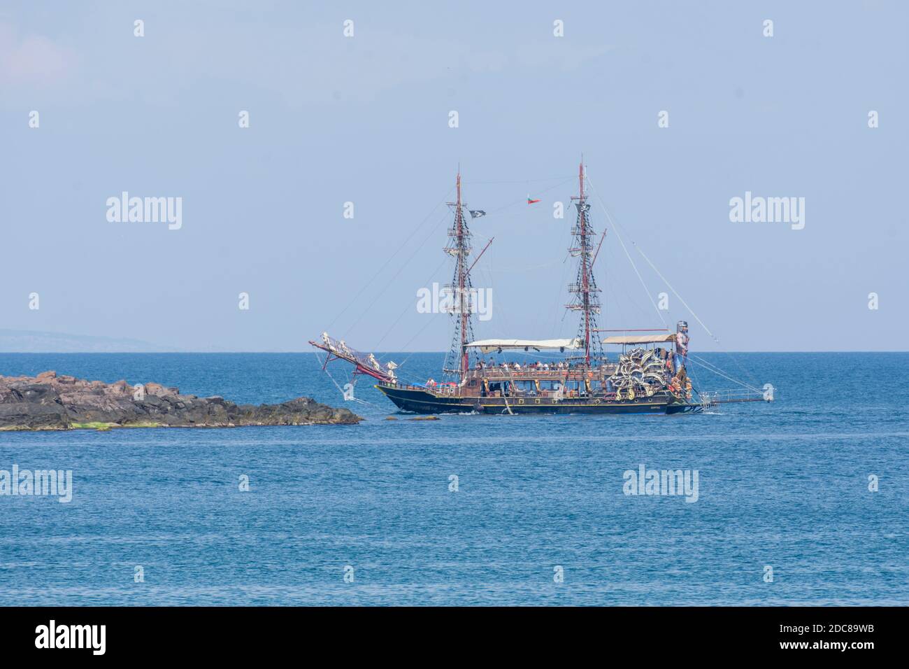 Pirate ship sea battle hi-res stock photography and images - Alamy