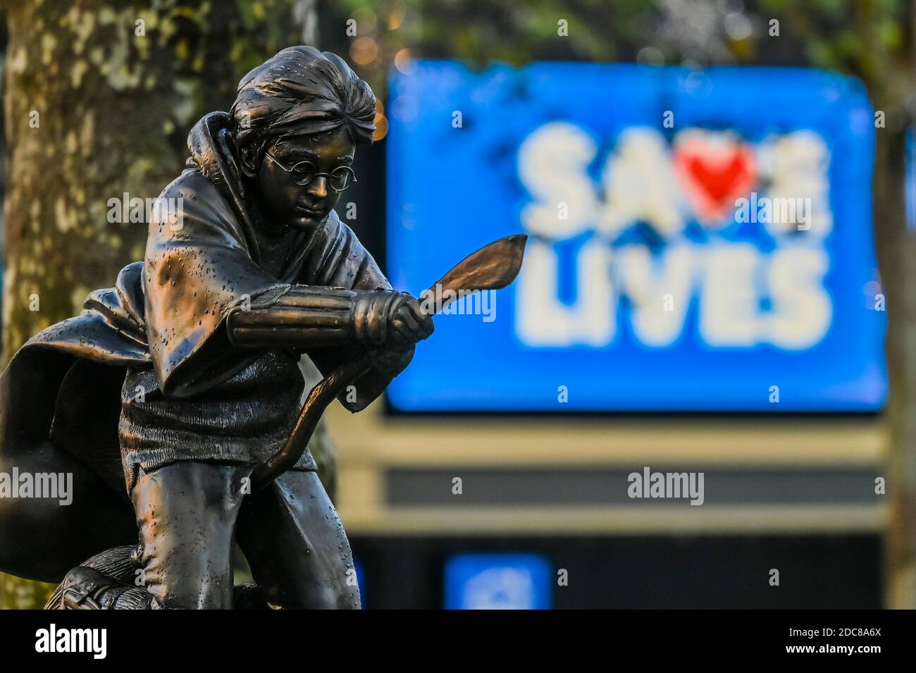 Harry potter statue hi-res stock photography and images - Alamy