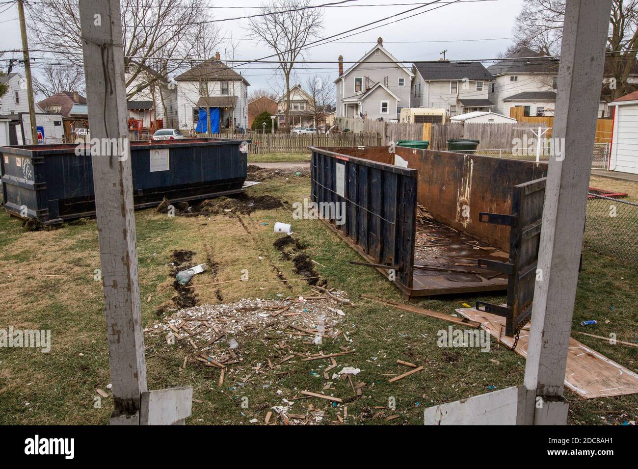 Vacant lot trash hi-res stock photography and images - Alamy