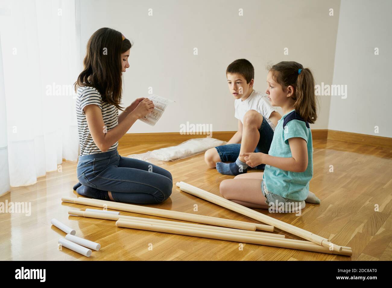 Friends setting up a tent hi-res stock photography and images - Alamy