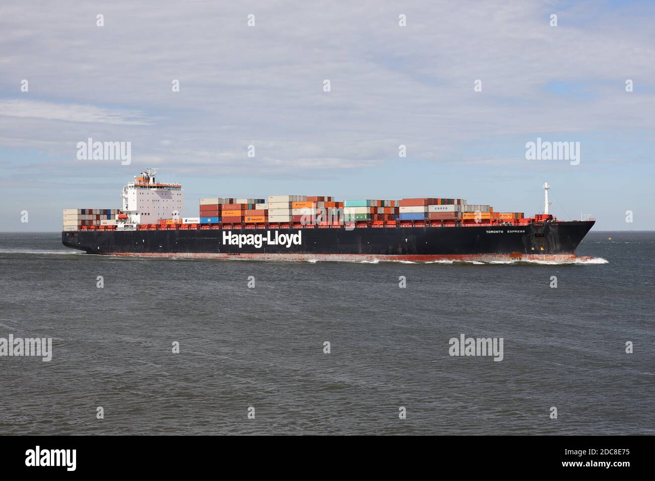 The container ship Toronto Express will pass Cuxhaven on August 21 ...