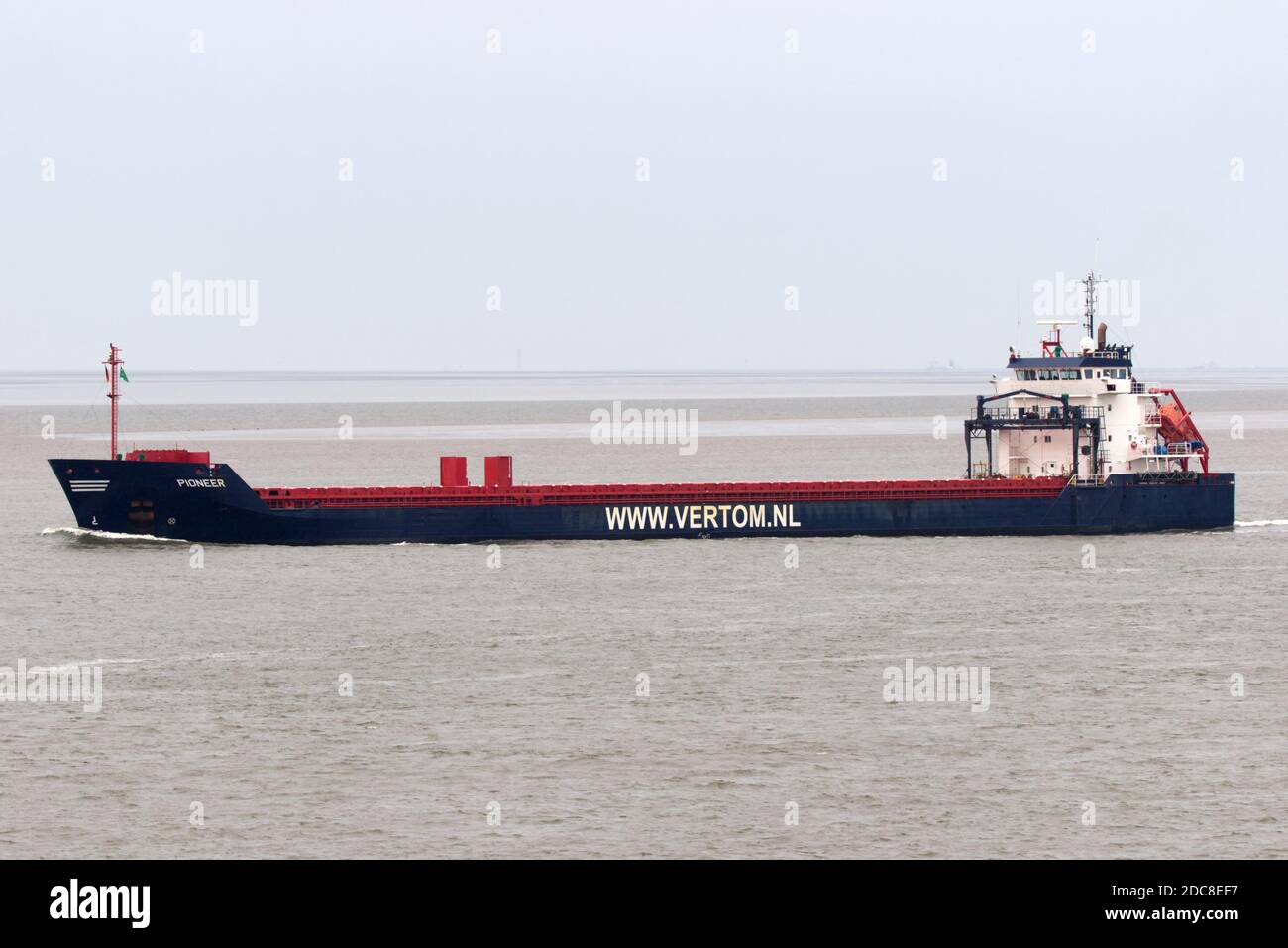 The cargo ship Pioneer will pass Cuxhaven on August 21, 2020 on its way ...