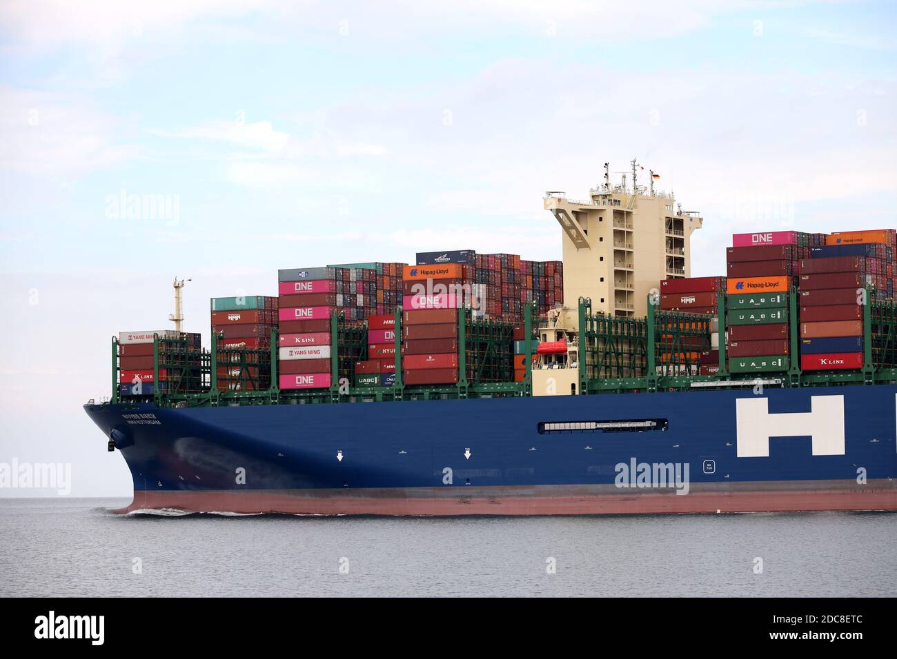 The container ship HMM Rotterdam will pass Cuxhaven on the Elbe River ...