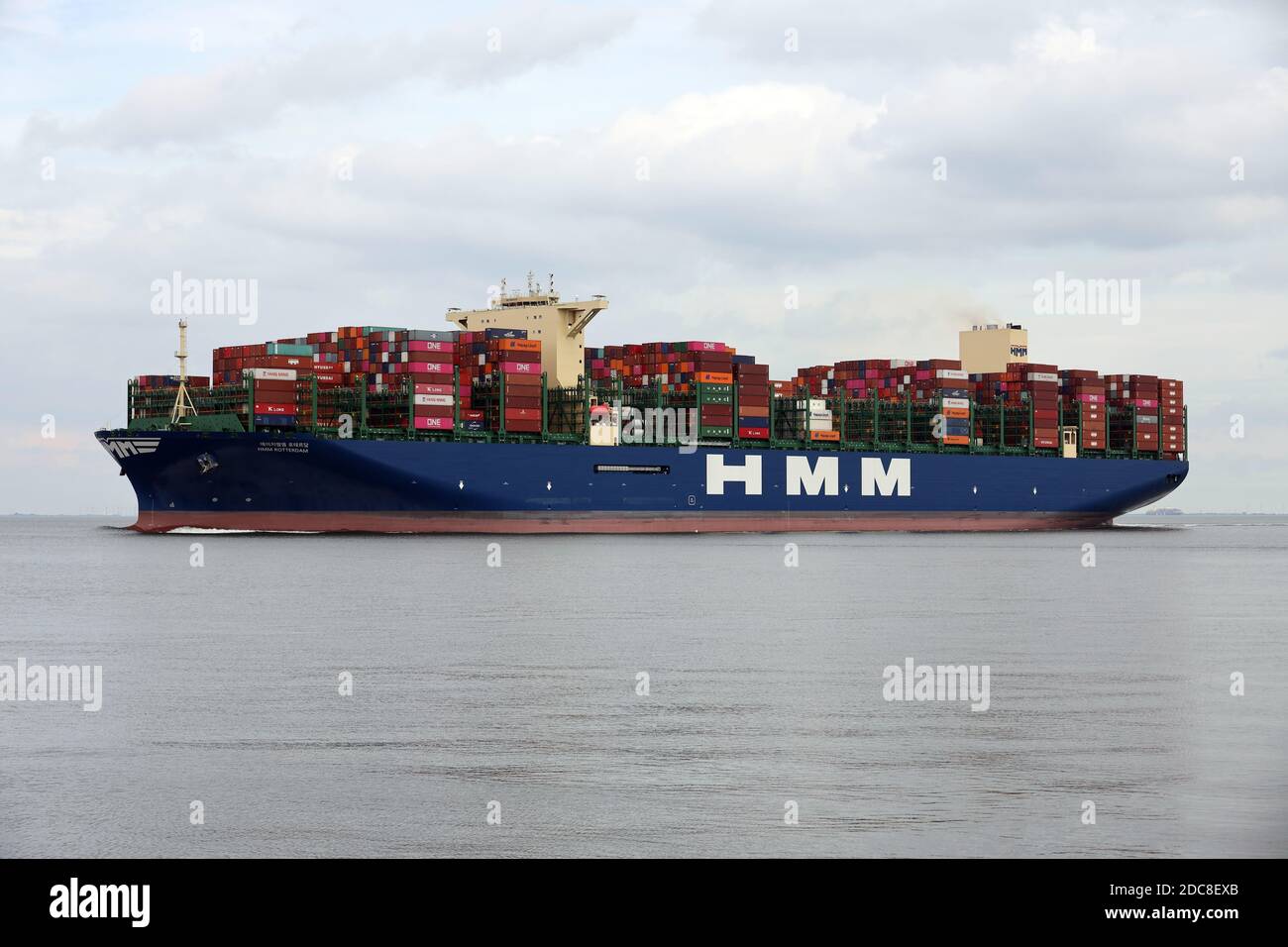 The container ship HMM Rotterdam will pass Cuxhaven on the Elbe River ...
