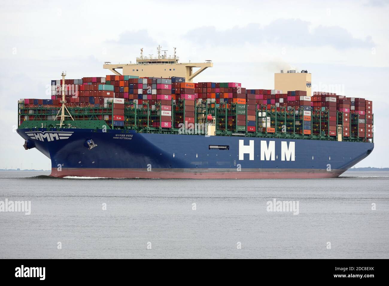 The container ship HMM Rotterdam will pass Cuxhaven on the Elbe River ...
