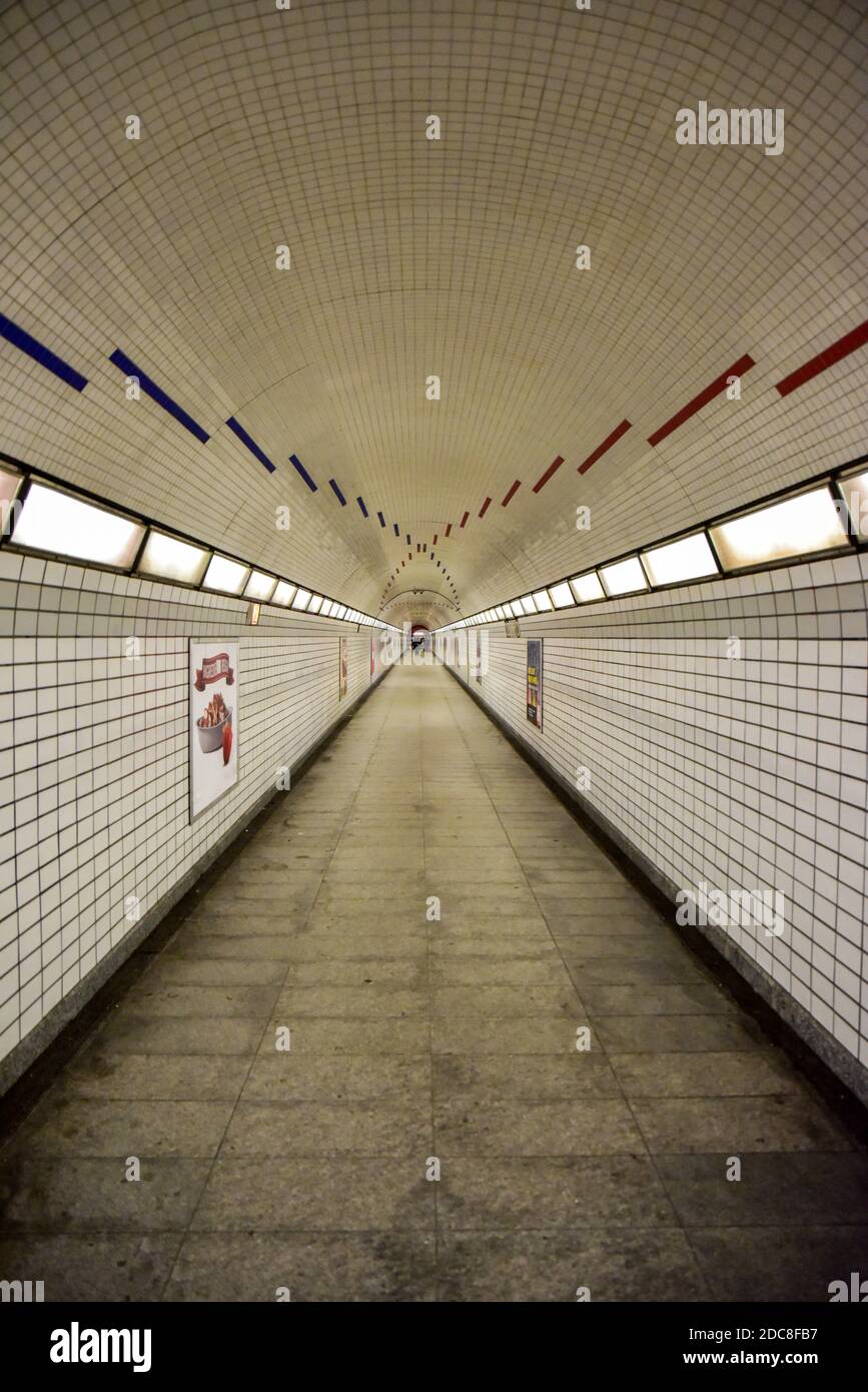 underground commuter subway train tunnel in the city Stock Photo - Alamy