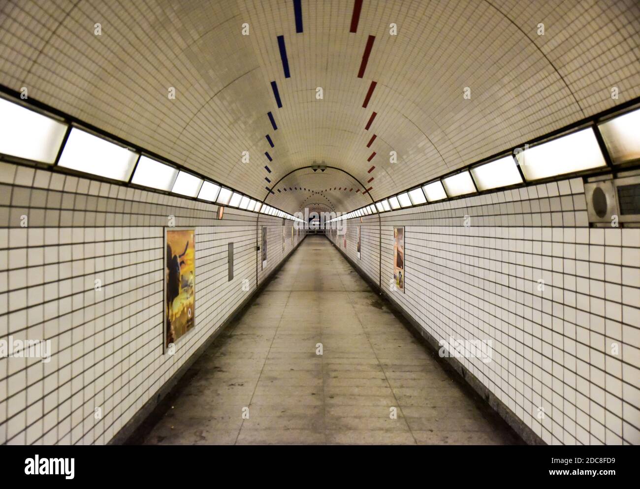 underground commuter subway train tunnel in the city Stock Photo - Alamy