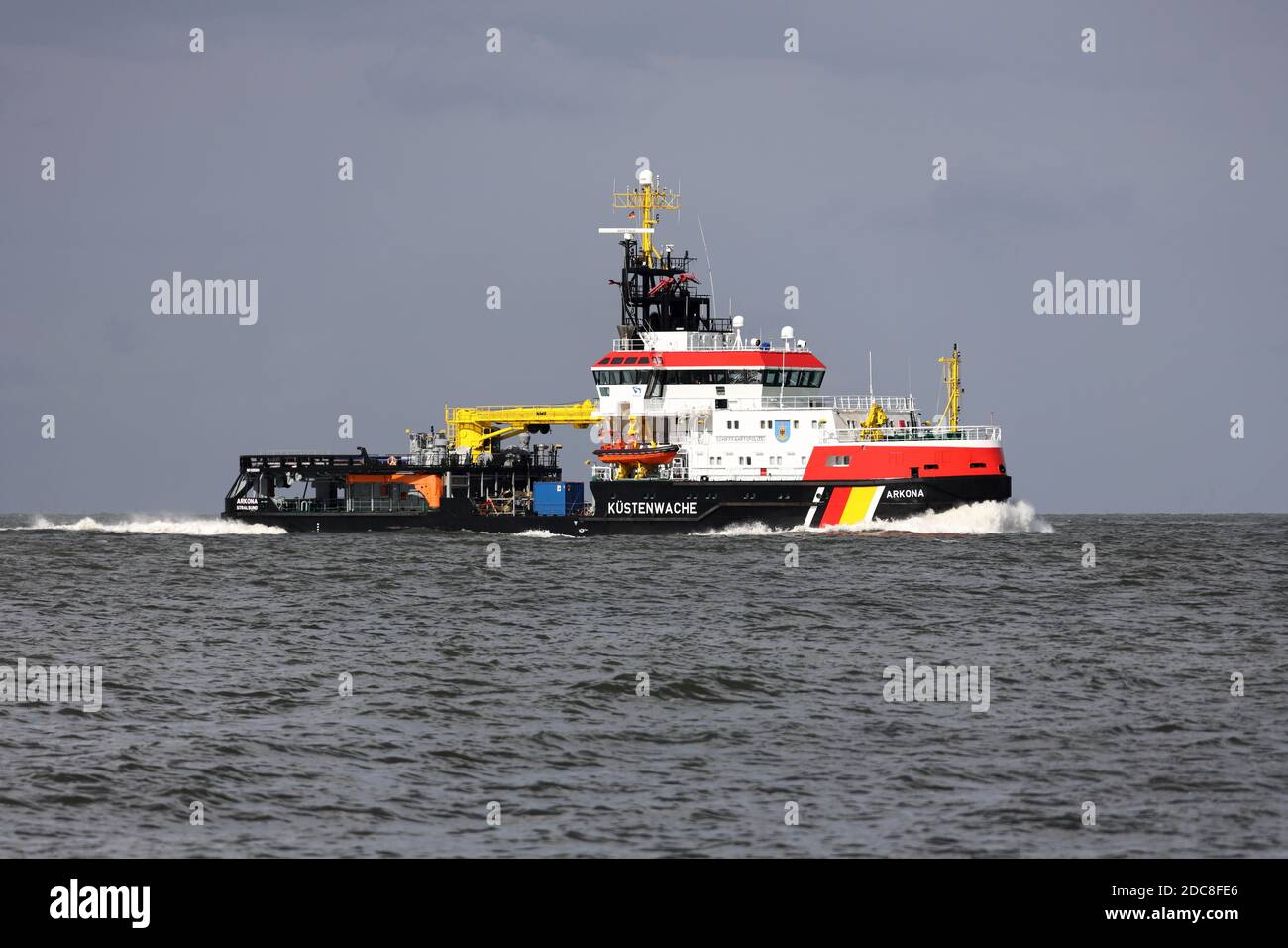 The coast guard ship Arkona will pass the port of Cuxhaven on August 22 ...