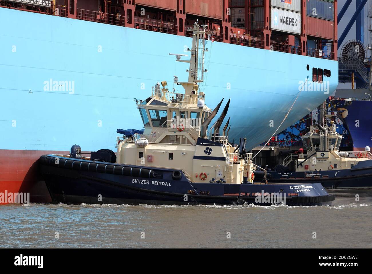 The harbor tug Svitzer Heimdal will support the container ship Mette ...