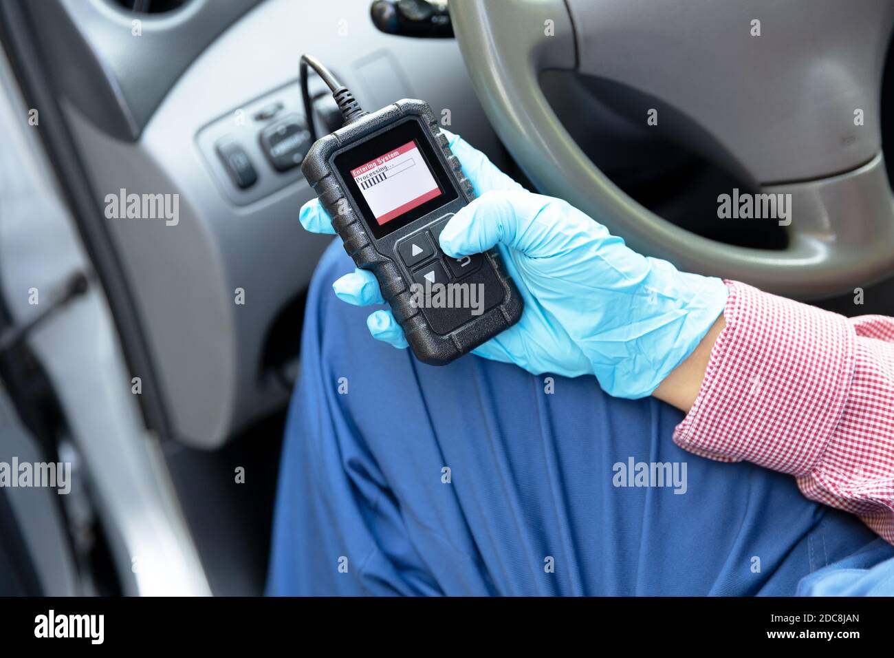 Auto mechanic using car diagnostic scanner tool Stock Photo - Alamy
