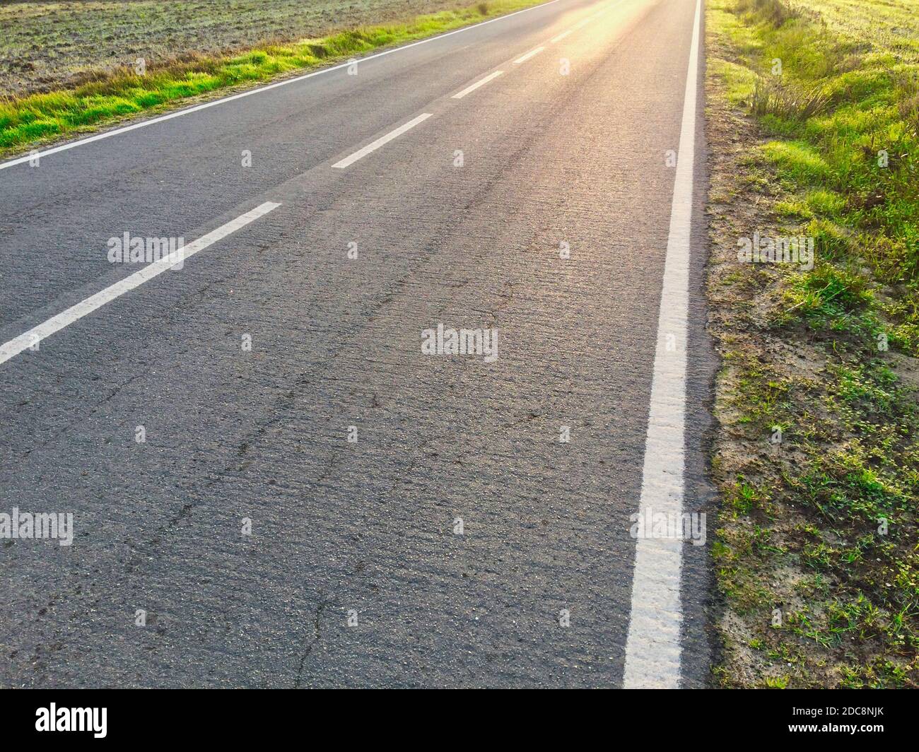 Asphalt road leading distance hi-res stock photography and images - Alamy