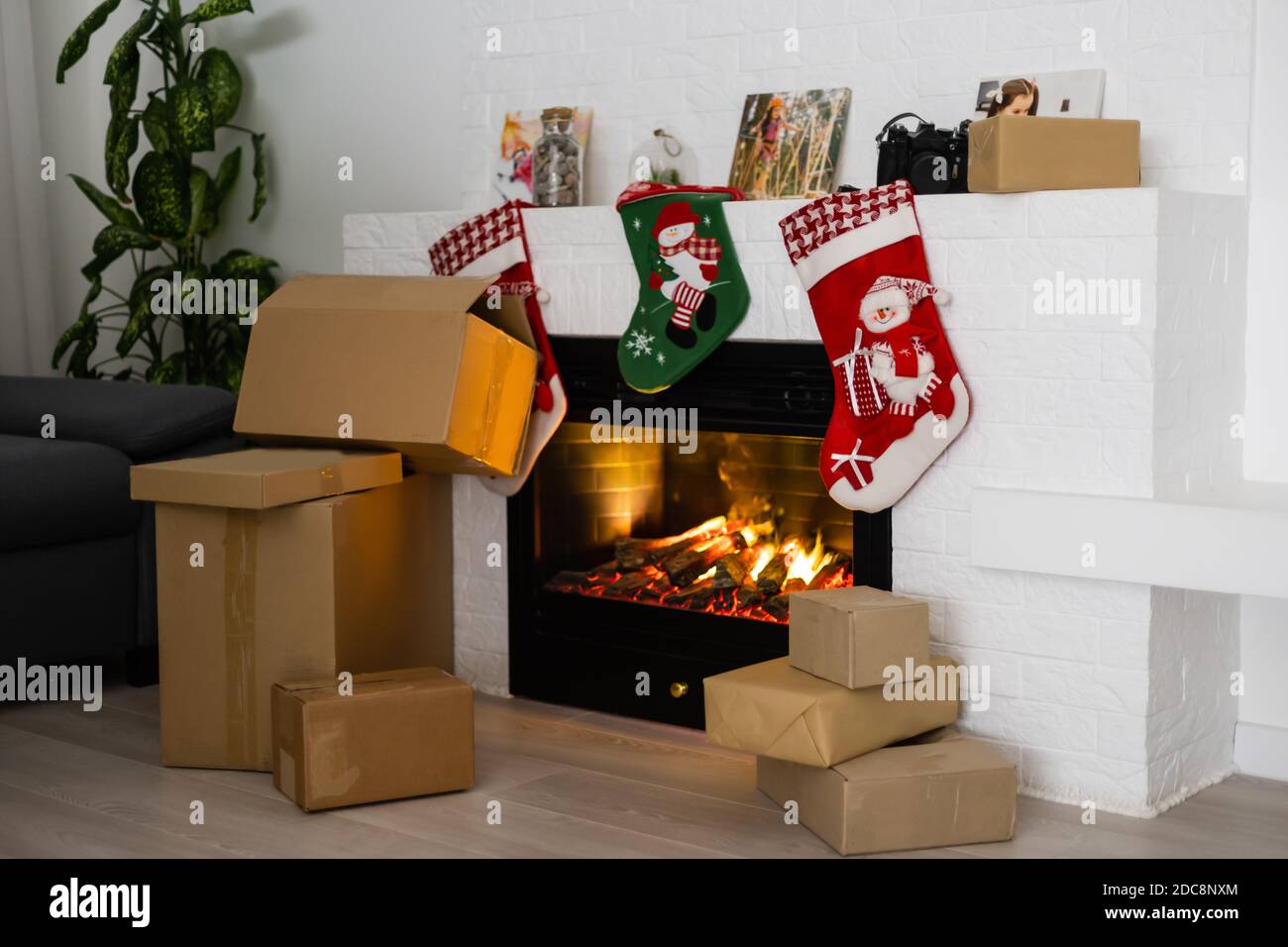 Vintage packages delivery boxes hi-res stock photography and images - Alamy