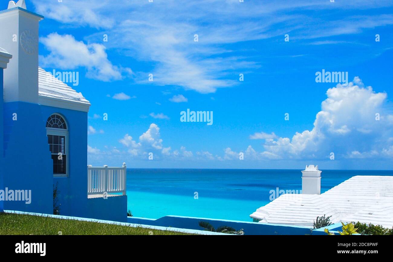 Blue ocean colors and buildings of Bermuda Stock Photo - Alamy