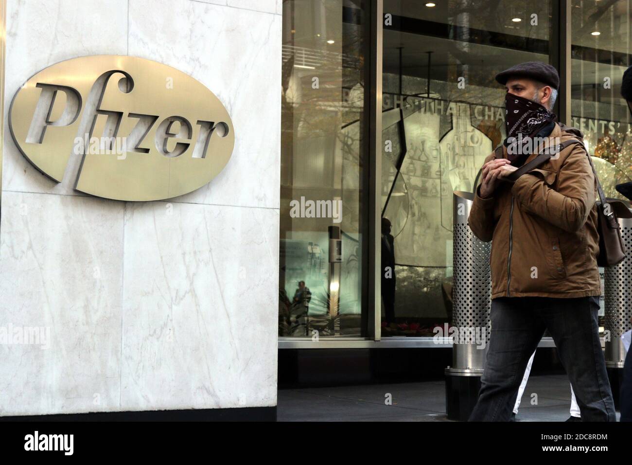 Pfizer world headquarters new york hi-res stock photography and images ...