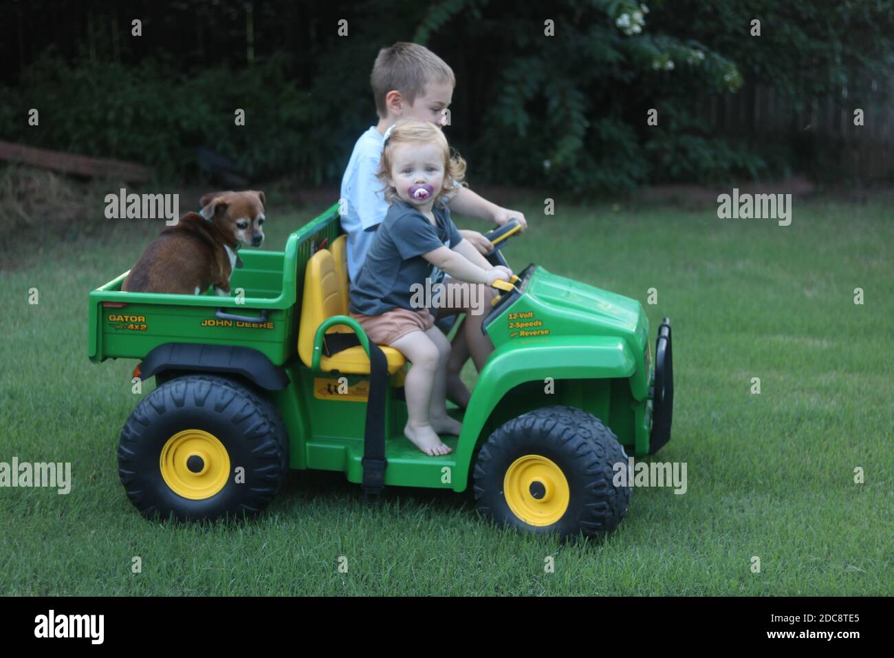Children in car seats summer hi-res stock photography and images - Alamy