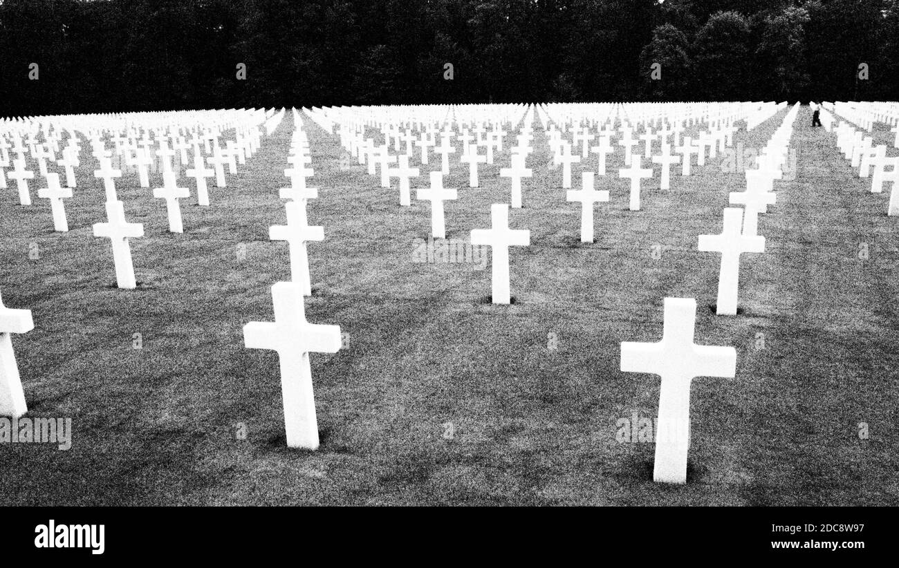 rows of historic cemetery graveyard markers Stock Photo - Alamy