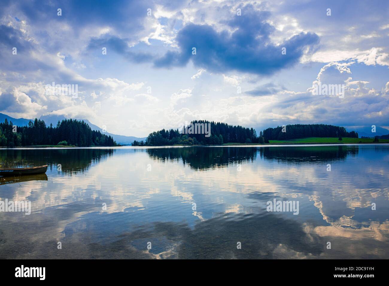 Mirroring and reflections on the water surface in a variety of colors ...