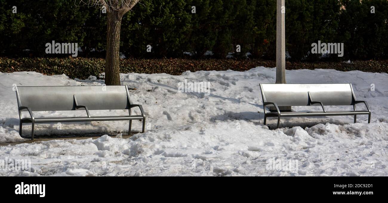 Empty park bench winter hi-res stock photography and images - Alamy