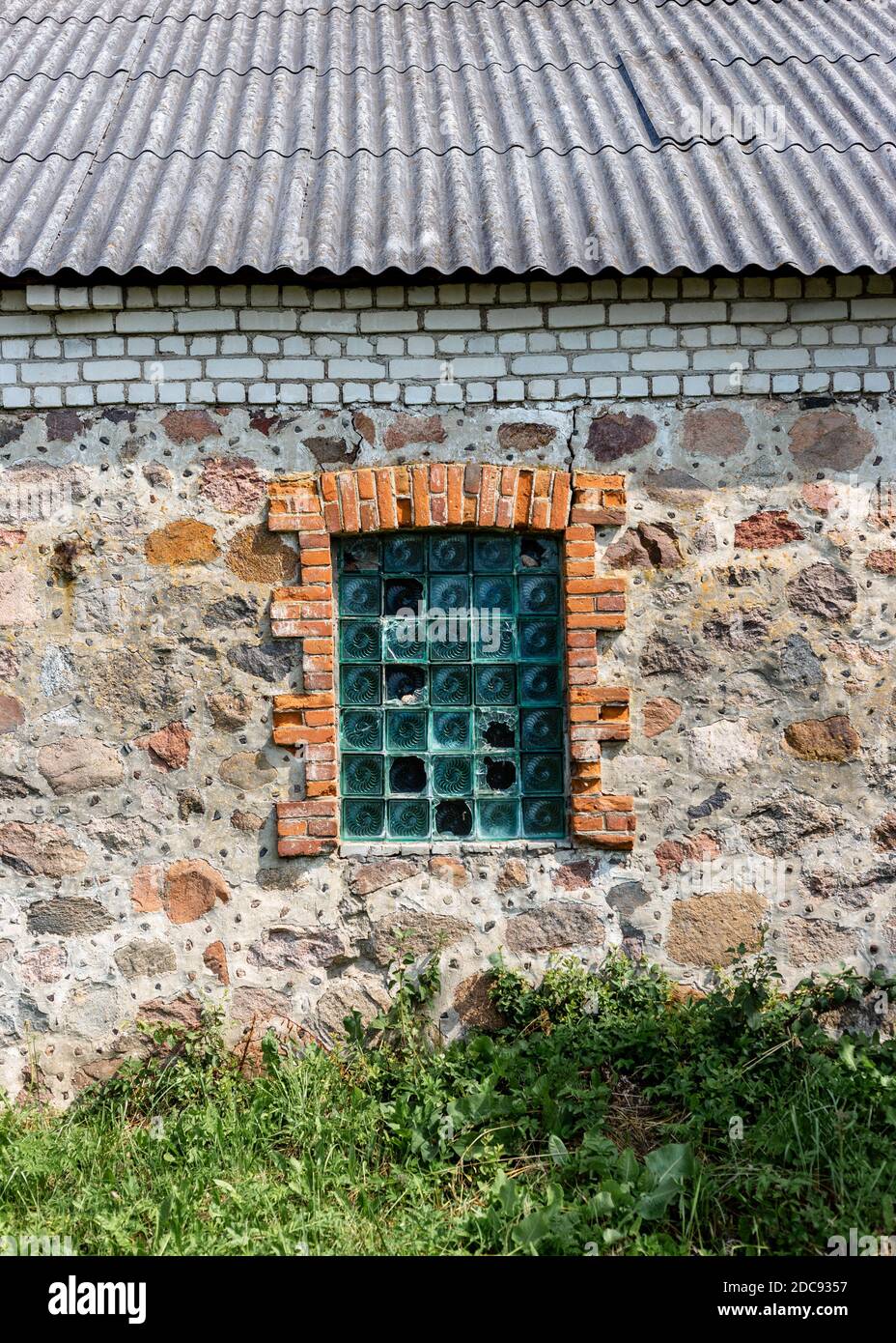 Old glass block window hi-res stock photography and images - Alamy