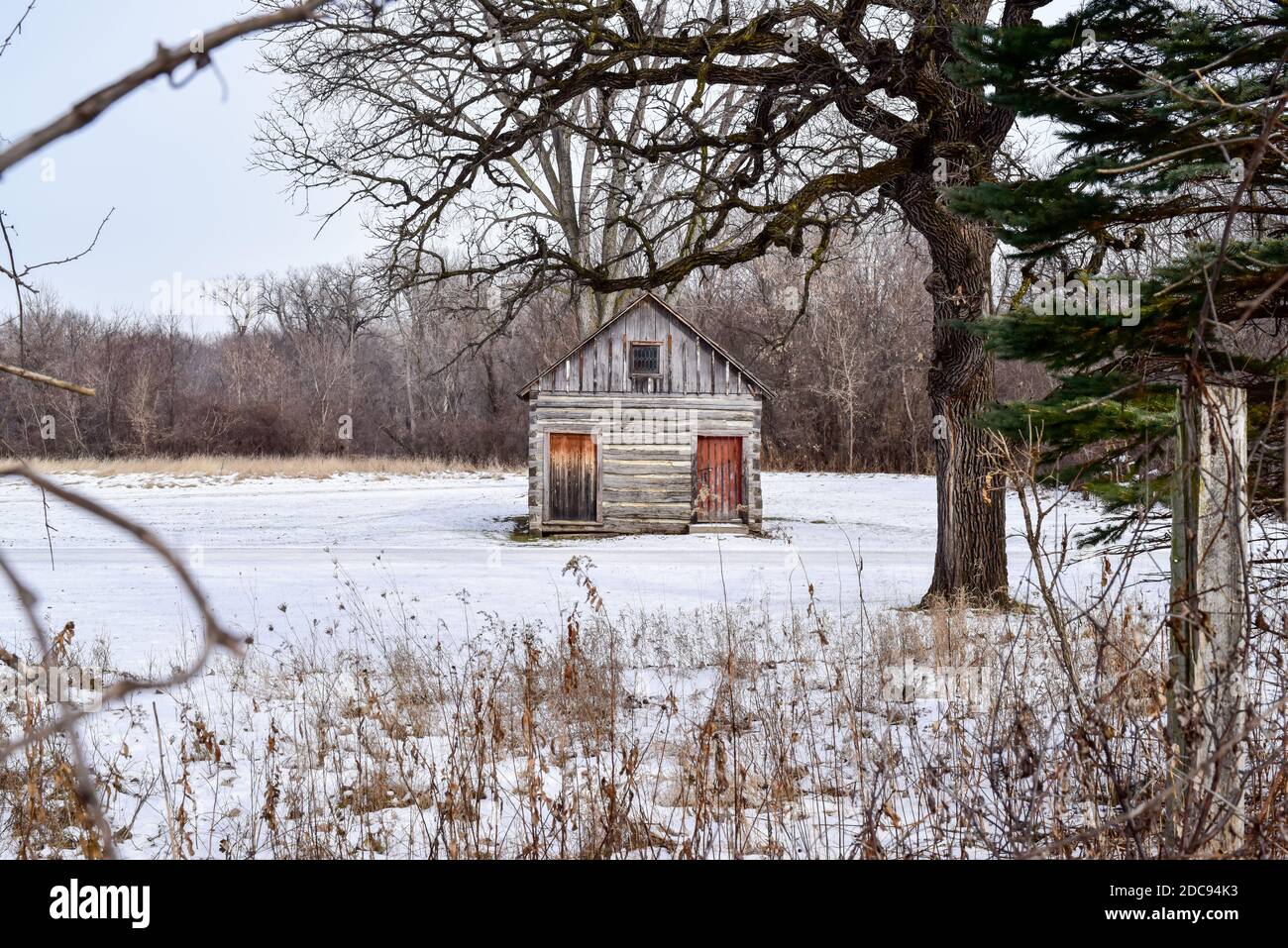 Old broken down house hi-res stock photography and images - Alamy