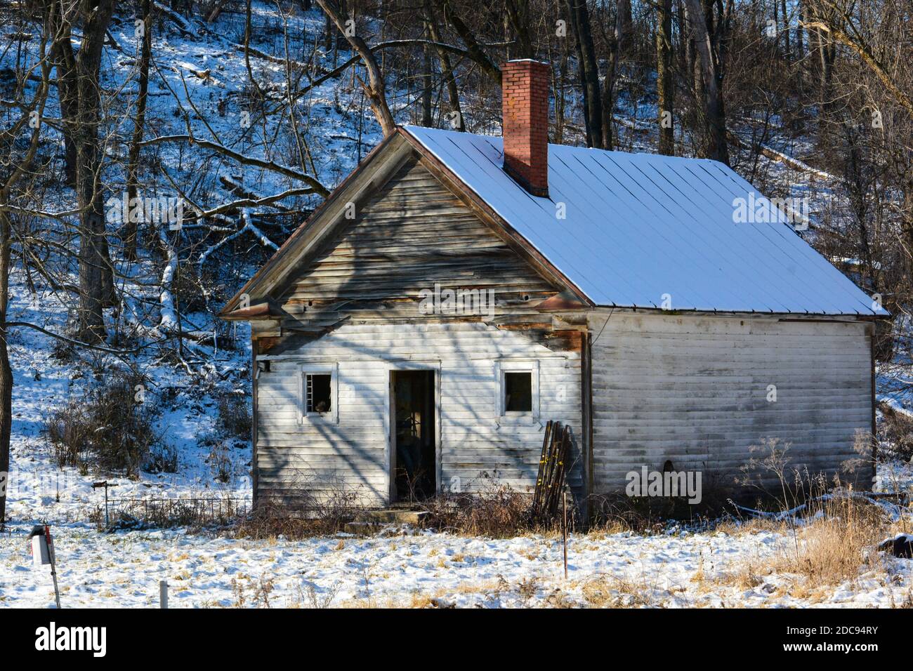 Old broken down house hi-res stock photography and images - Alamy