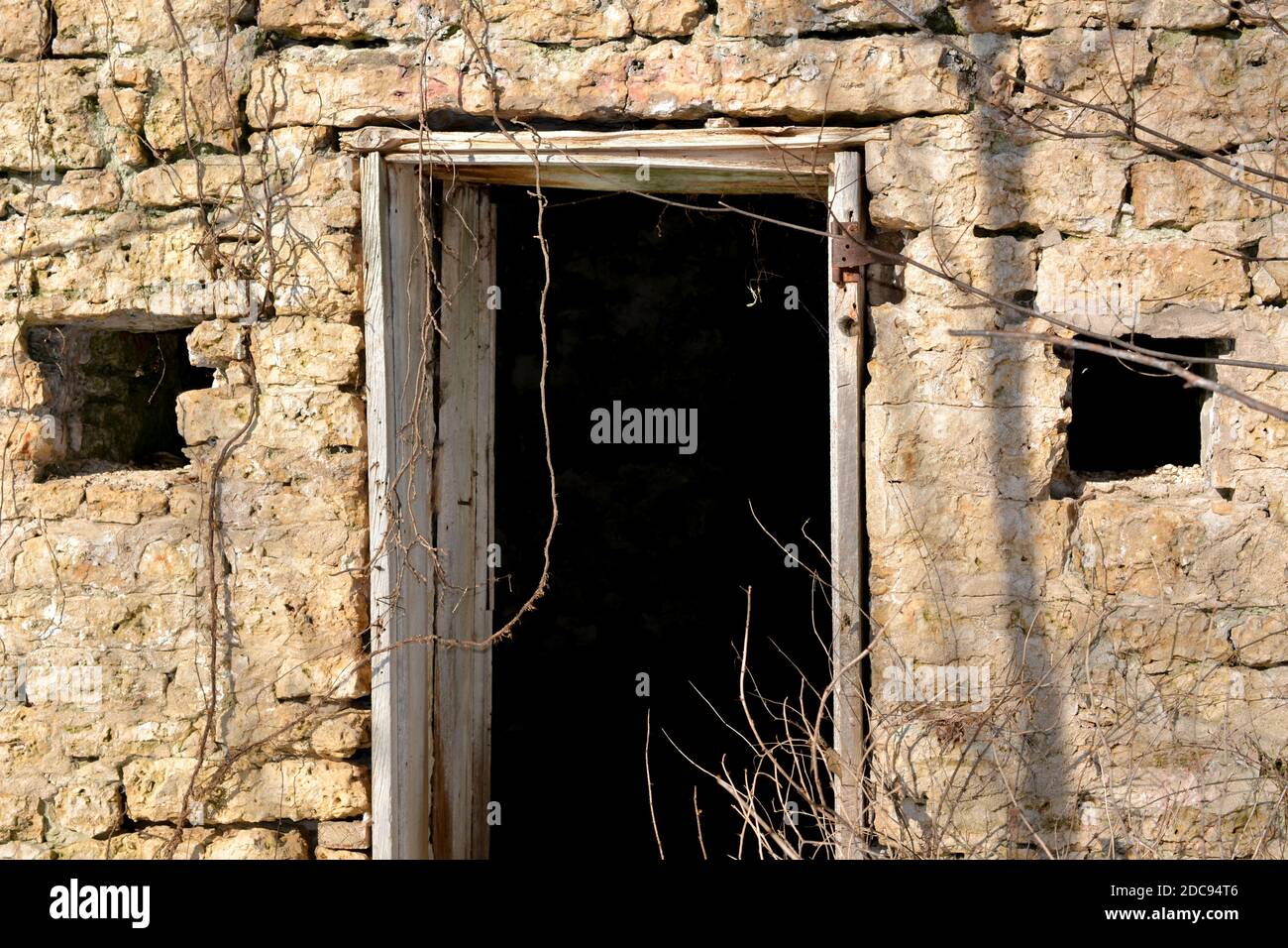 Old broken down house hi-res stock photography and images - Alamy