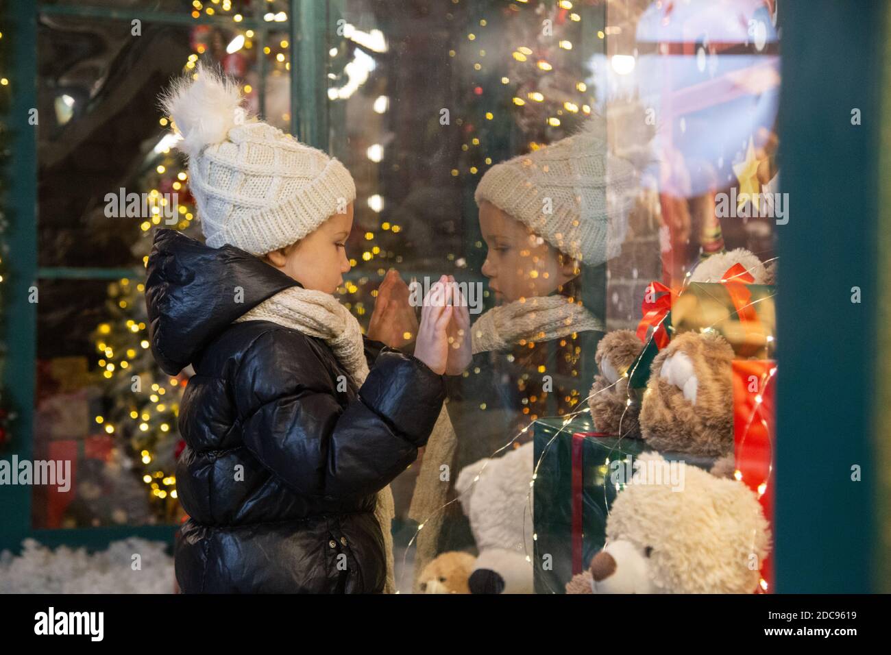 Christmas toy shop window hi-res stock photography and images - Alamy