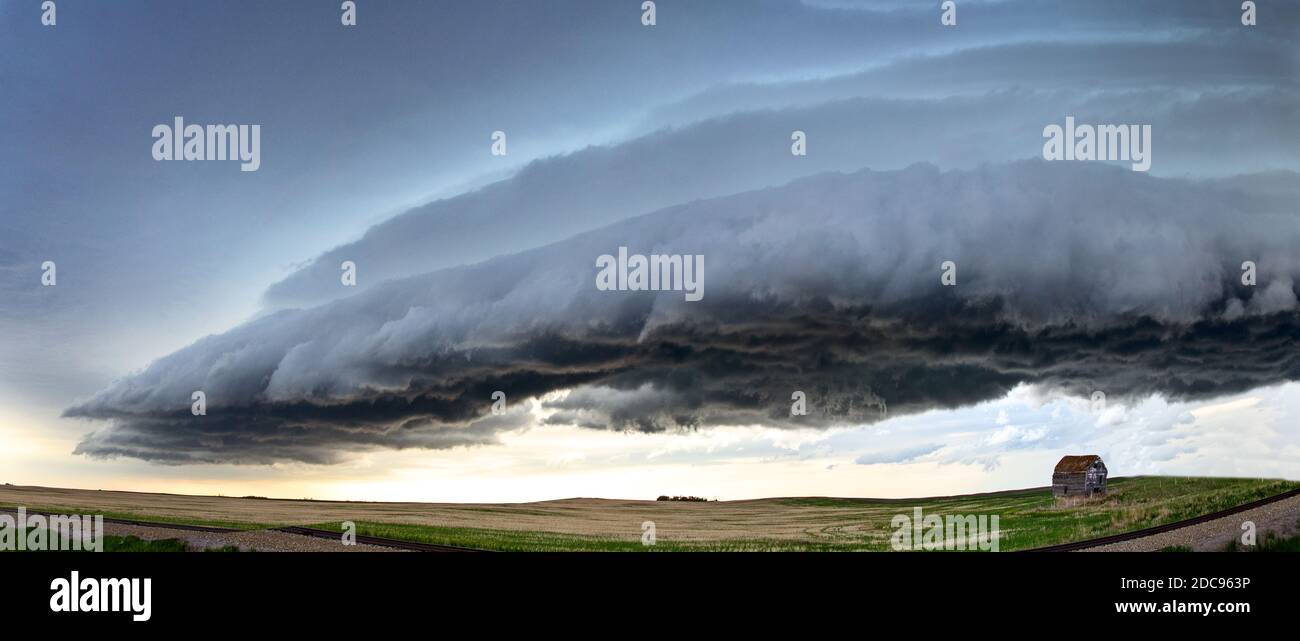 Prairie storm shelf clouds hi-res stock photography and images - Alamy