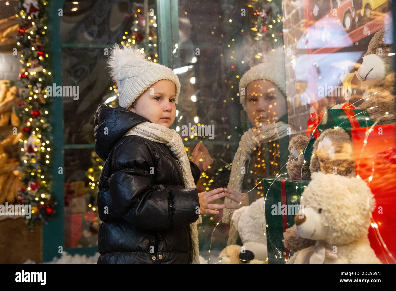 Christmas toy shop window hi-res stock photography and images - Alamy