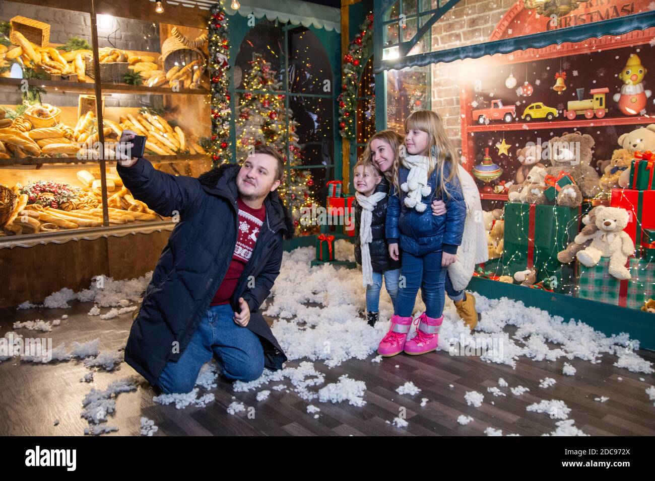 Together smartphone hi-res stock photography and images - Alamy