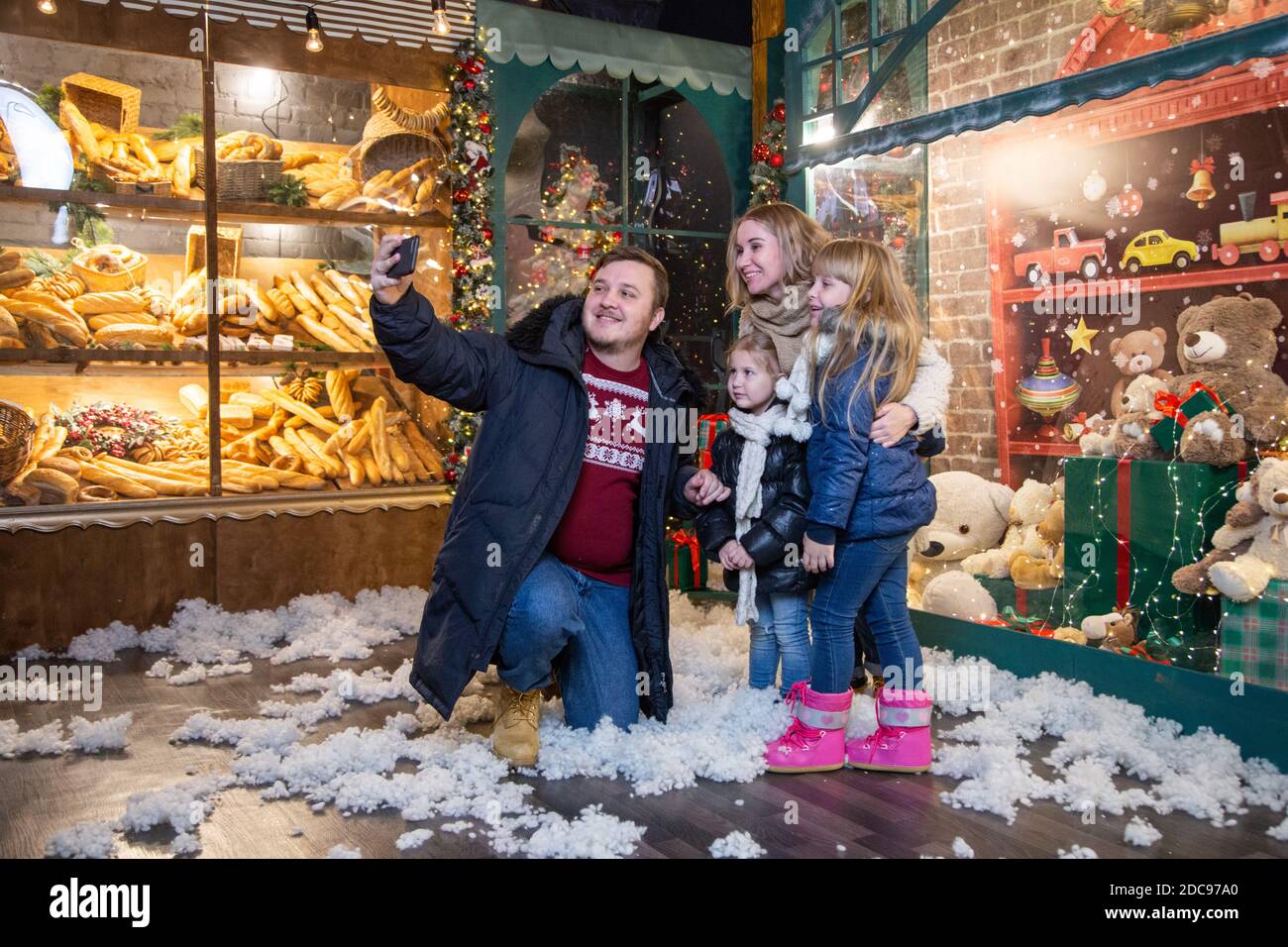 Selfie family celebrate christmas hi-res stock photography and images ...