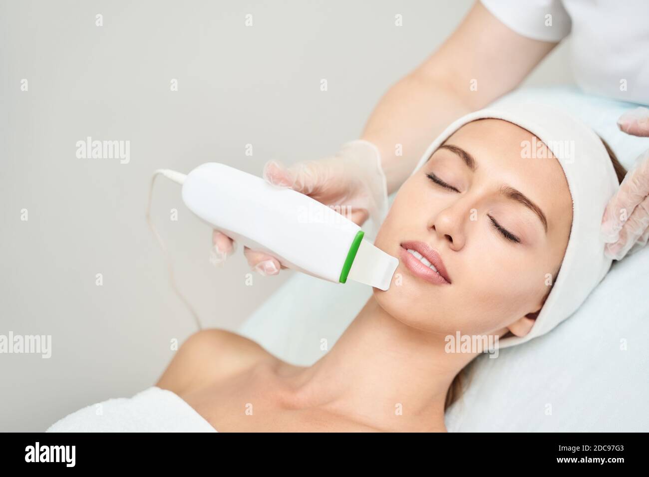 Ultrasound cosmetology scrubber. Face cavitation procedure Stock Photo ...