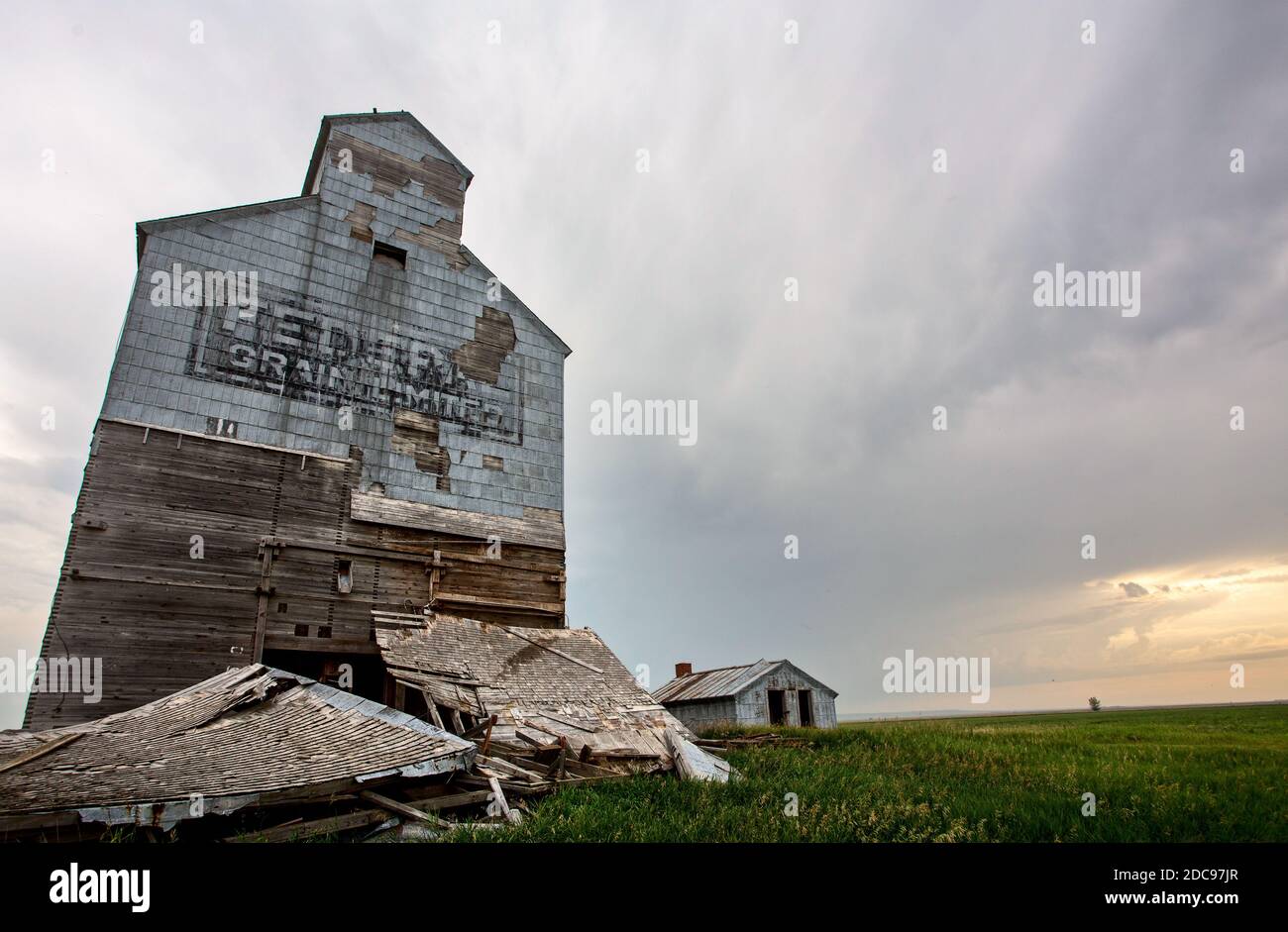 Ominous Storm Clouds Prairie Summer Grain Elevator Stock Photo - Alamy