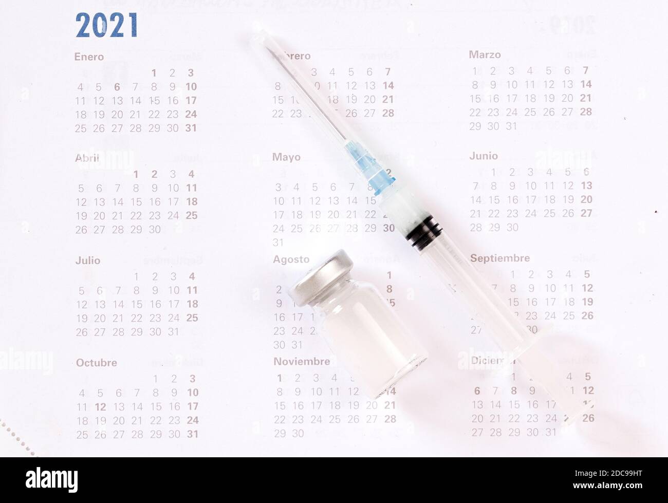syringe and vaccine with calendar 2021 (Spanish language months Stock ...