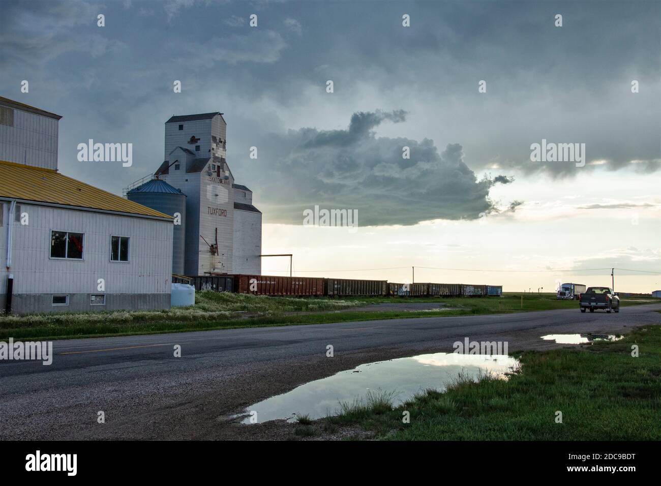 Ominous Storm Clouds Prairie Summer Grain Elevator Stock Photo - Alamy