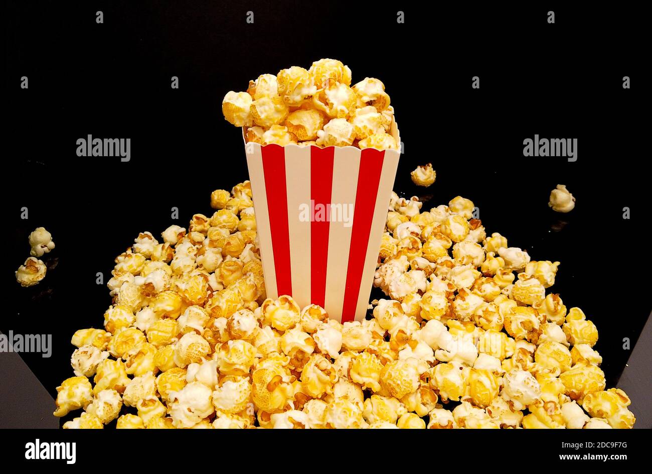 Freshly popped popcorn Close up shot Stock Photo - Alamy