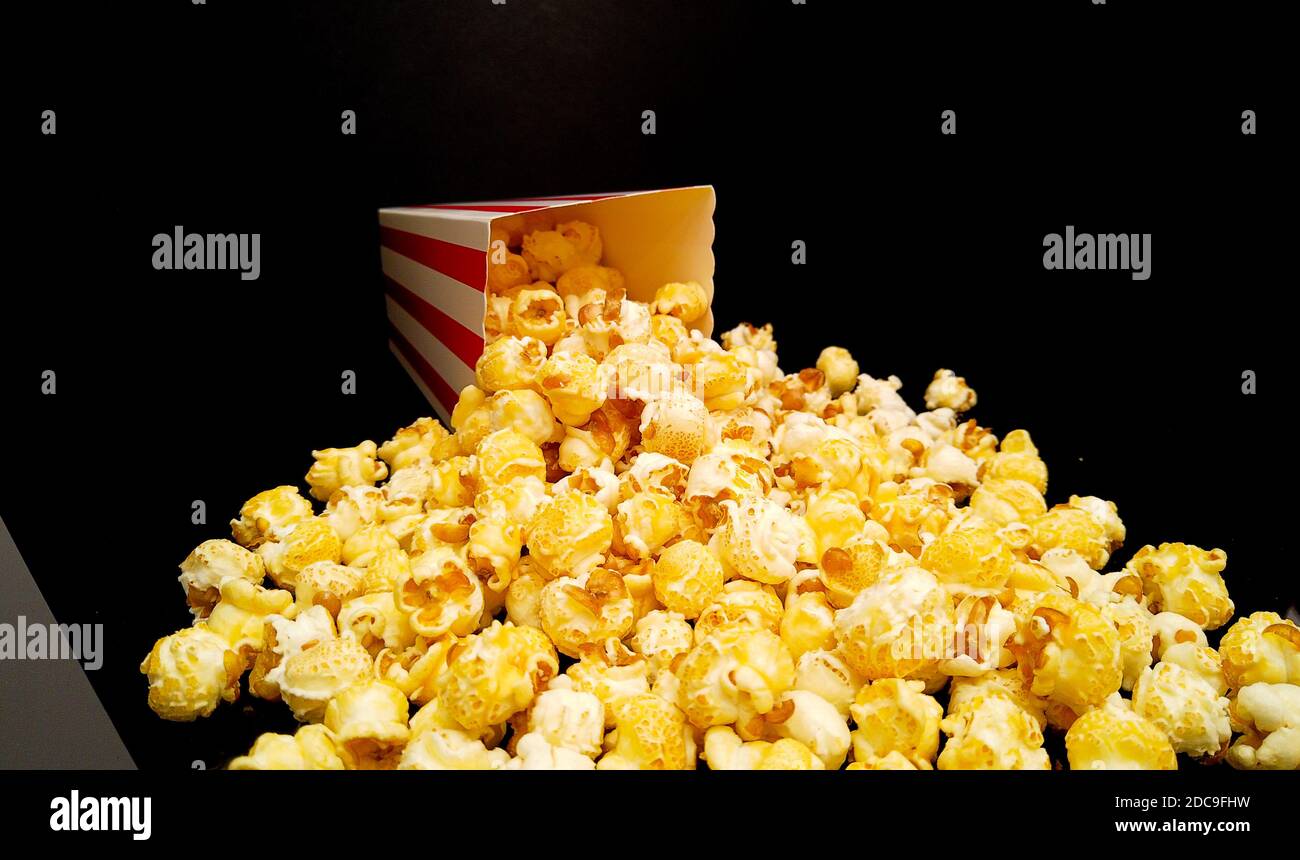 Freshly popped popcorn Close up shot Stock Photo - Alamy