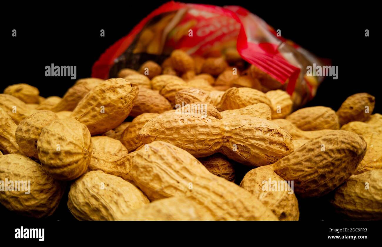 Roasted peanuts in close up Stock Photo - Alamy