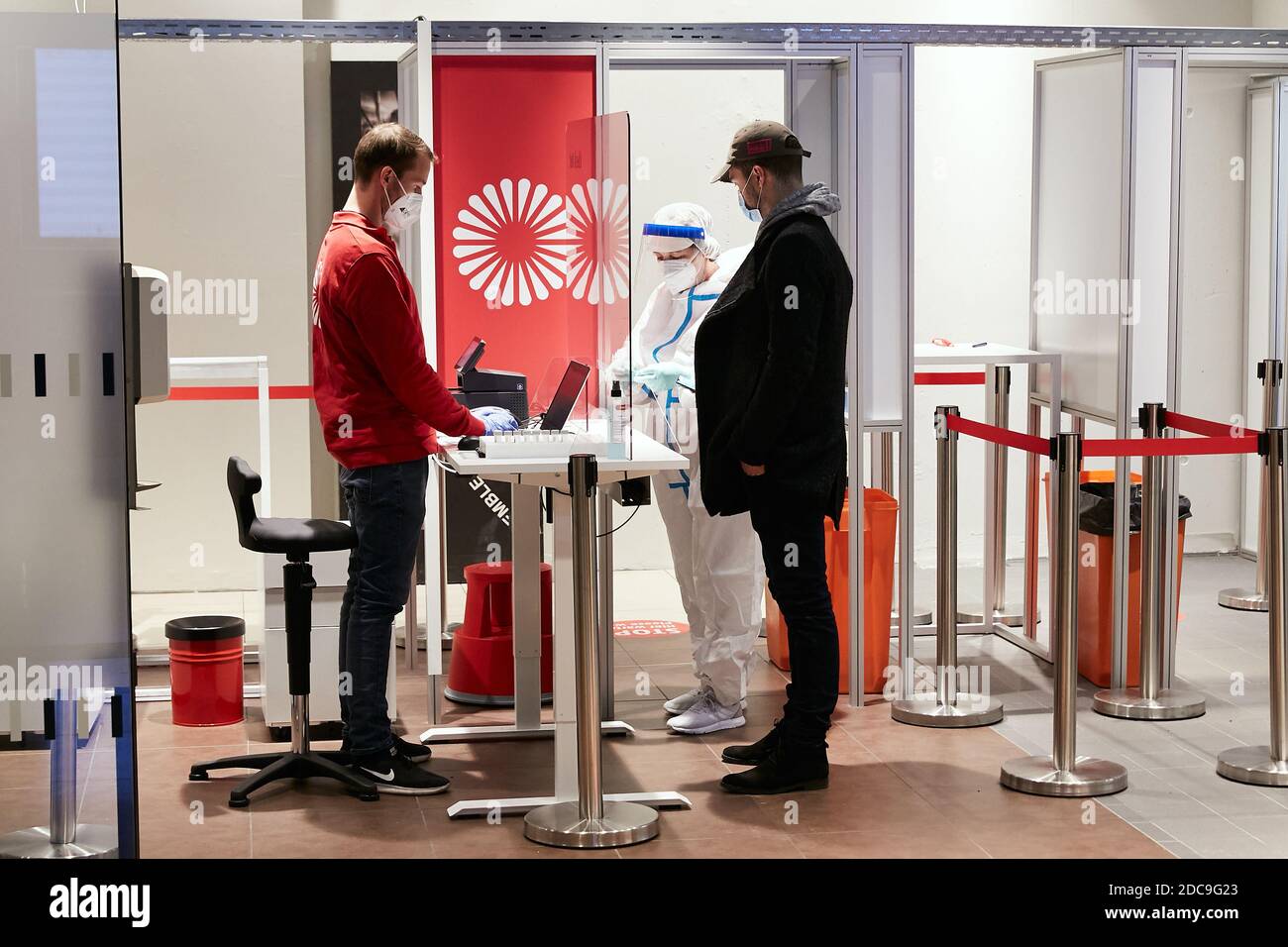 05.11.2020, Schoenefeld, Brandenburg, Germany - A young traveler and ...